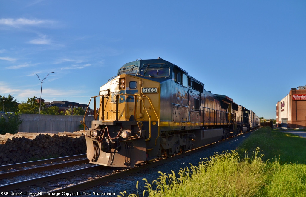 CSX 7863 is clean, and that helped these shots along.